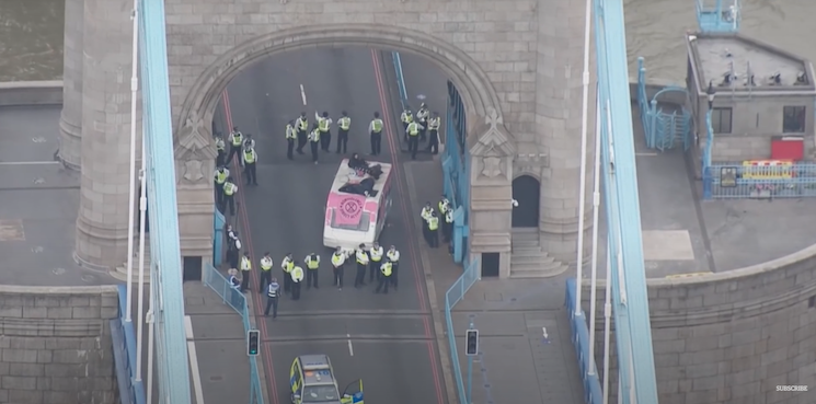 Extinction Rebellion bloque le Tower Bridge pour alerter sur l’urgence ... Extinction Rebellion bloque le Tower Bridge pour alerter sur l’urgence ...